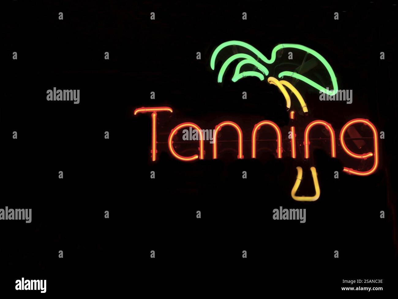 Buildings facade front view shop hi-res stock photography and images ...