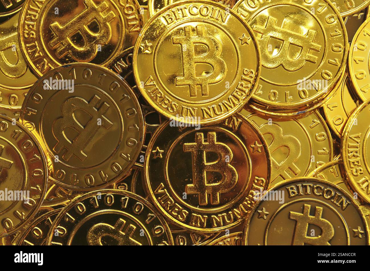 Mason Jar Full of the Electonic Currency Bitcoin Stock Photo - Alamy