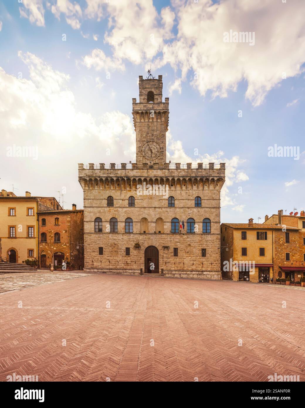 Town hall square piazza hi-res stock photography and images - Alamy