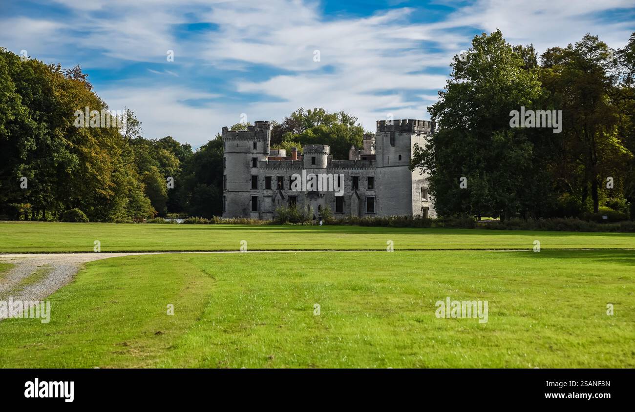 12 th century castle hi-res stock photography and images - Alamy