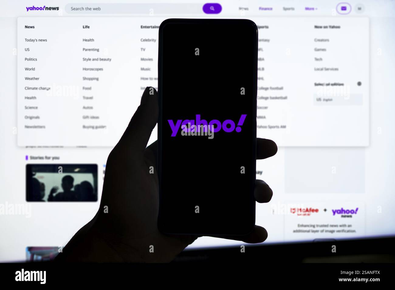 Yahoo symbol hi-res stock photography and images - Alamy