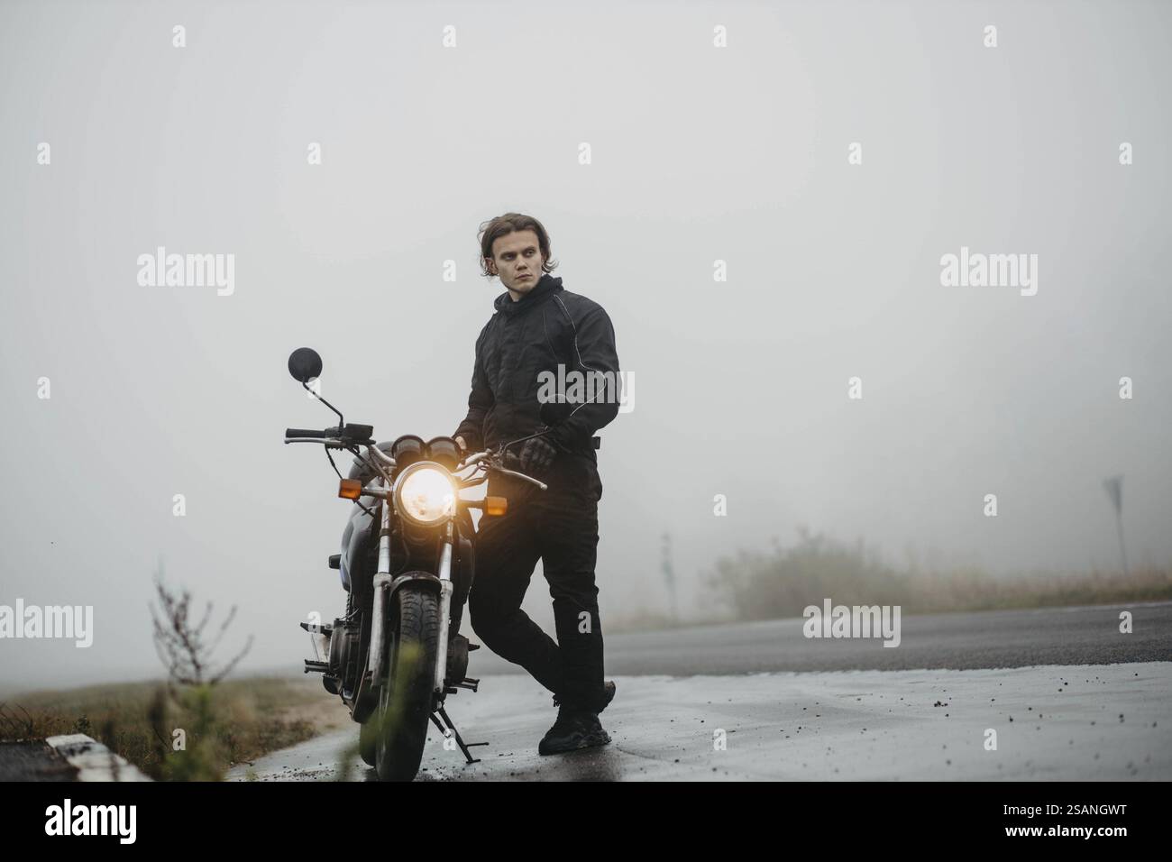 Man leaning against motorcycle hi-res stock photography and images - Alamy