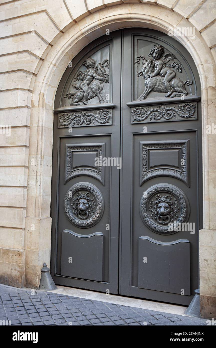 Entrance of a mansion in Paris Le Marais Stock Photo - Alamy