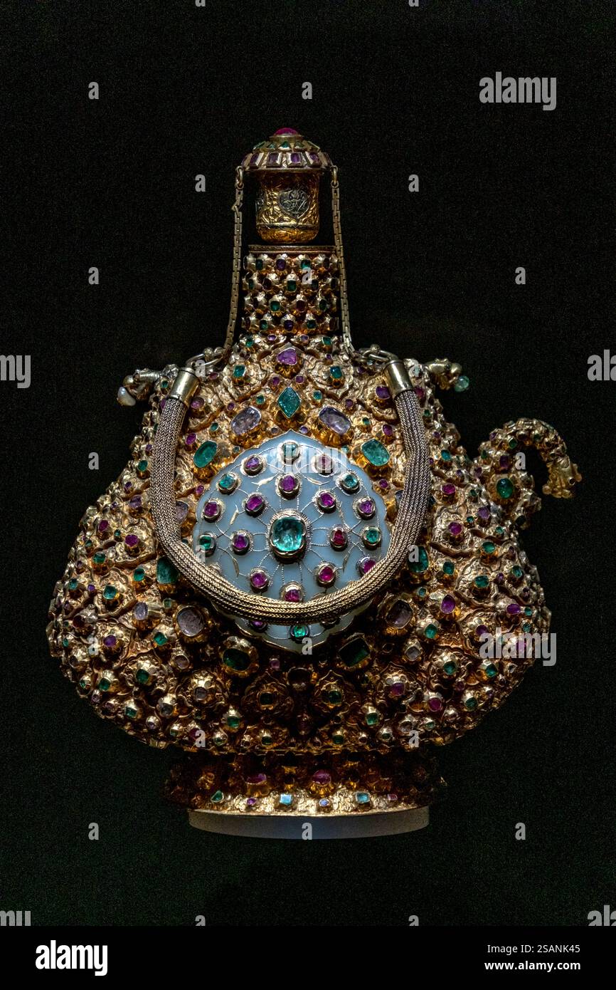 Ottoman Imperial Treasury section in Topkapi Palace in Istanbul, Turkey ...