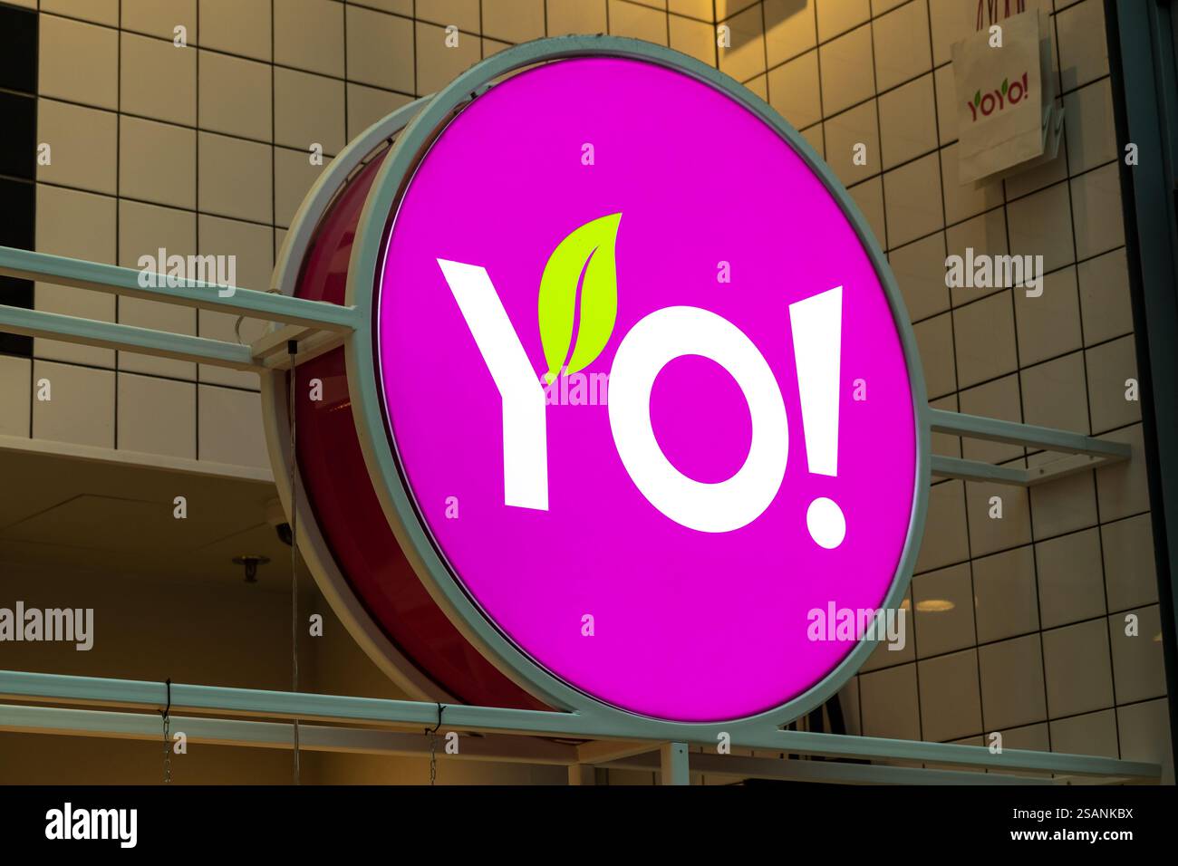 YoYo! Yo logo Fresh Tea Bar with illuminated logo Stock Photo - Alamy