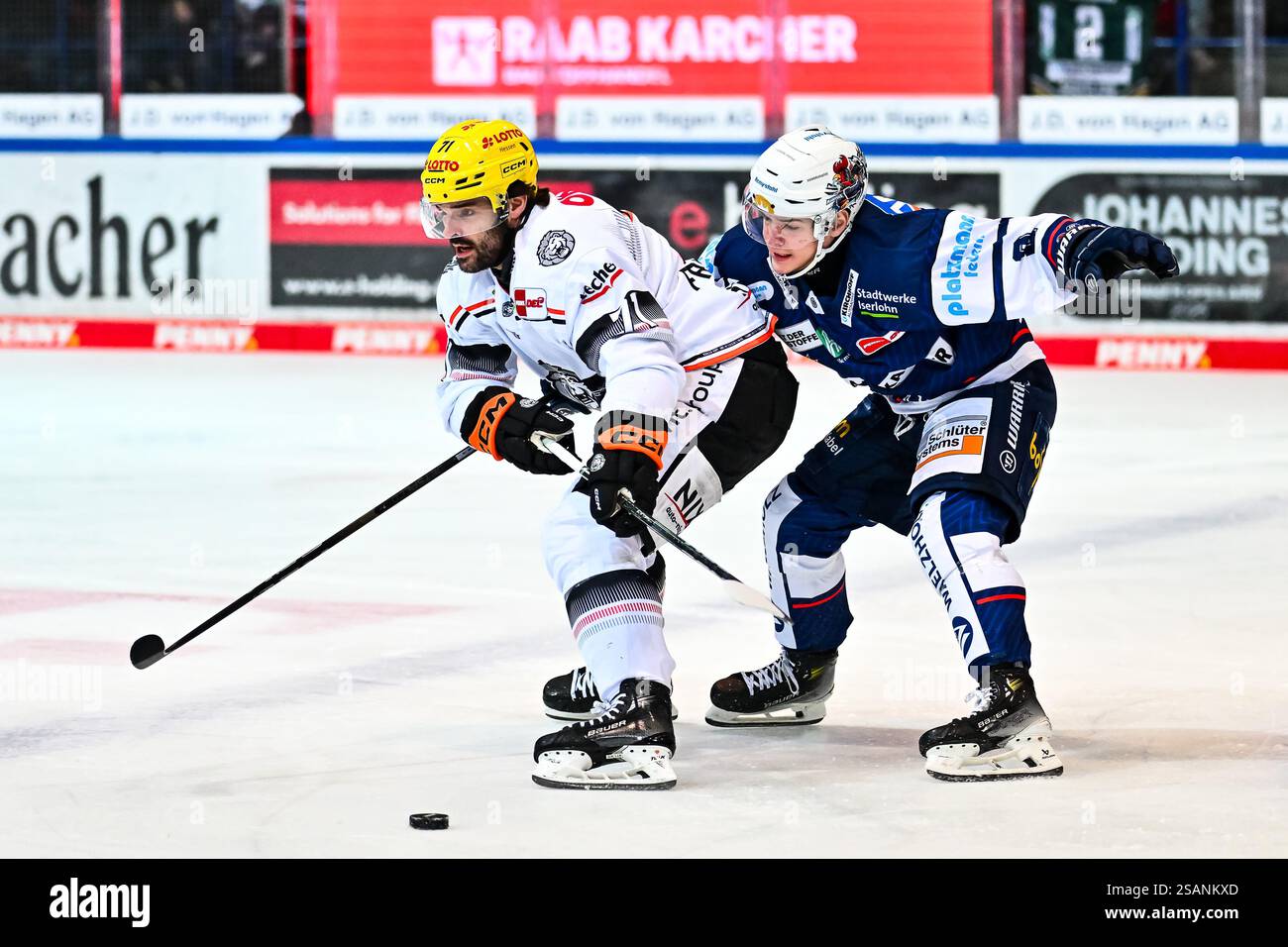 Linus Fröberg (Loewen Frankfurt, #71) Daniel Geiger (Iserlohn Roosters ...
