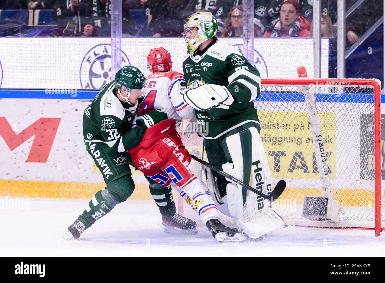 Karlstad, Sverige. 30th Jan, 2025. 250130 Färjestads Magnus Nygren och målvakt Damian Clara mot ...