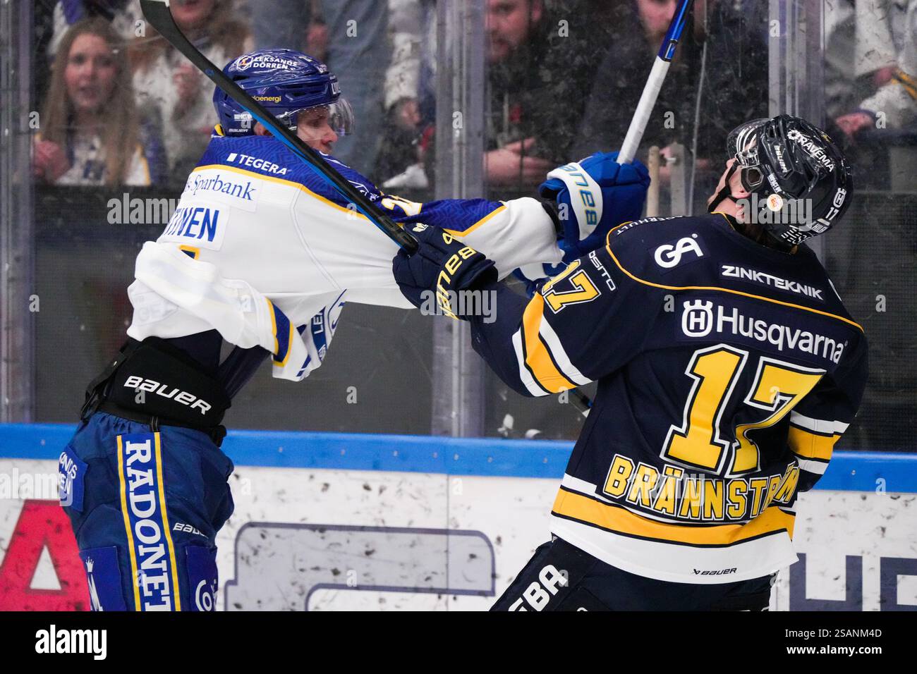 250130 Leksands Joonas Lyytinen och HV71s Isac Brännström under ishockeymatchen i SHL mellan ...