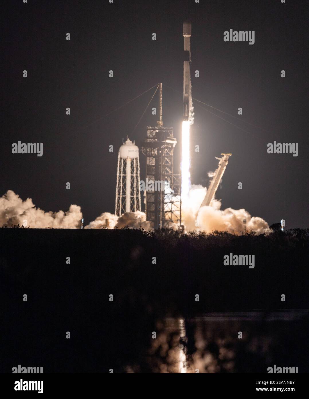 Kennedy Space Center, USA. 29th Jan, 2025. SpaceX expended their Falcon ...