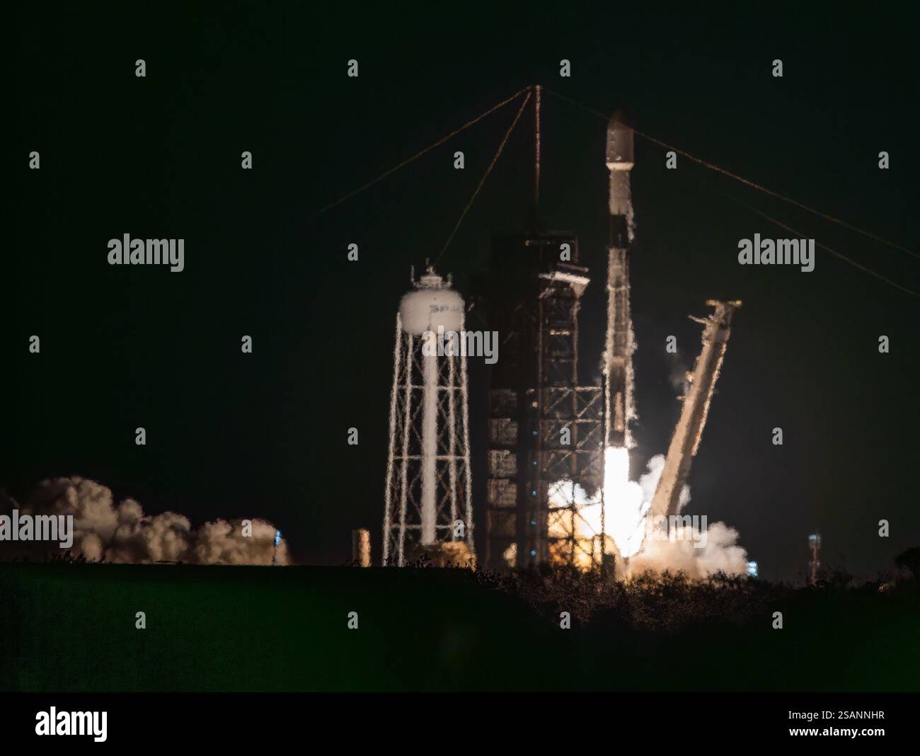 Kennedy Space Center, USA. 29th Jan, 2025. SpaceX expended their Falcon 9 first stage booster B ...