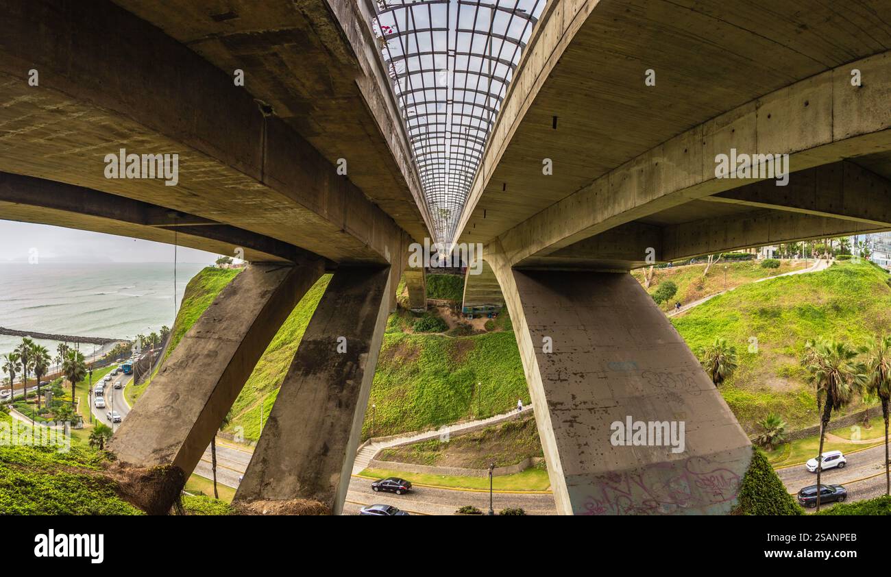 Twin Bridge (Eduardo Villena Rey Bridge), Miraflores District - Lima, Peru Stock Photo - Alamy