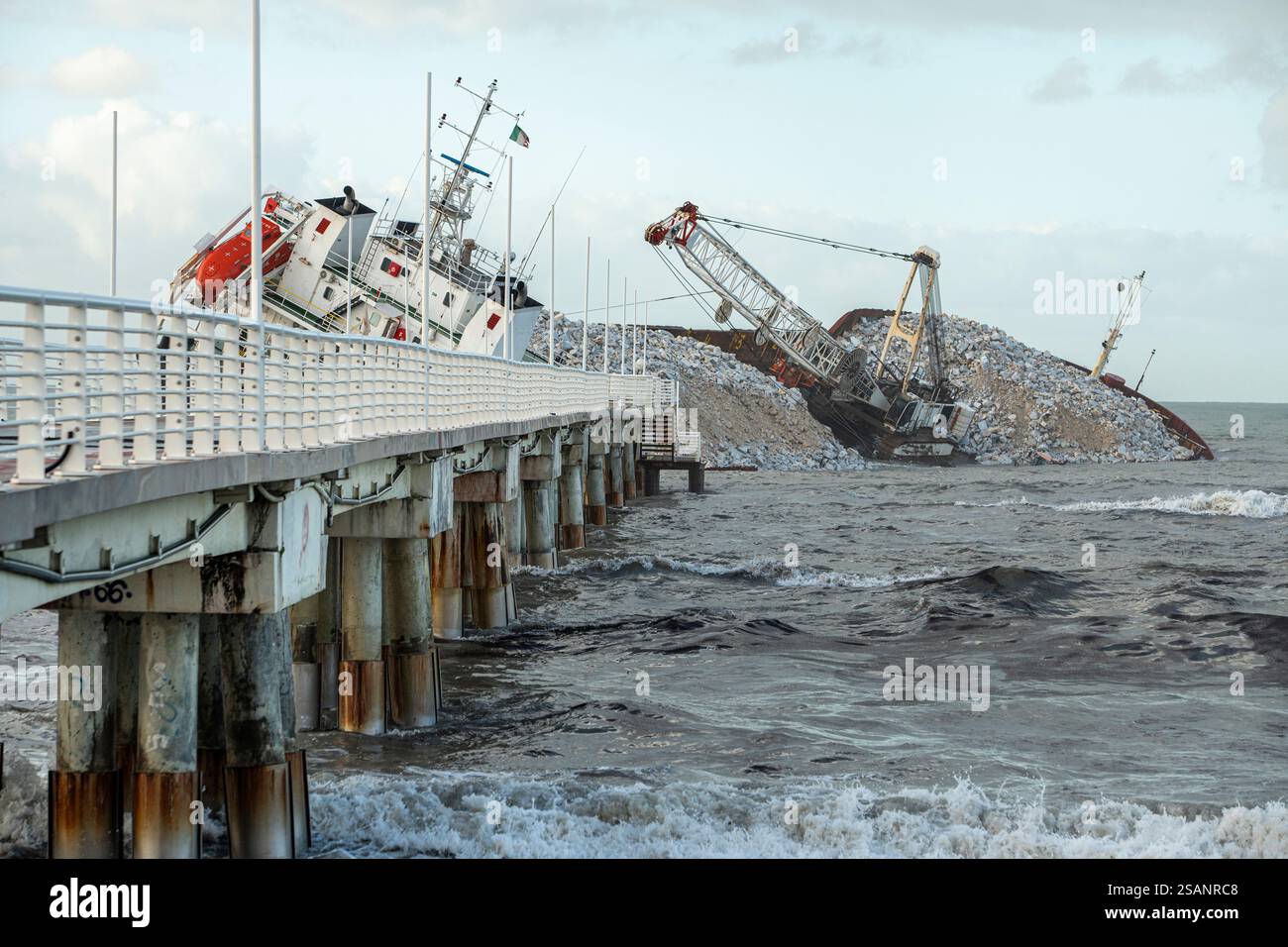 Accident in Marina di Massa (Massa Carrara) where the Guang Rong ship ...