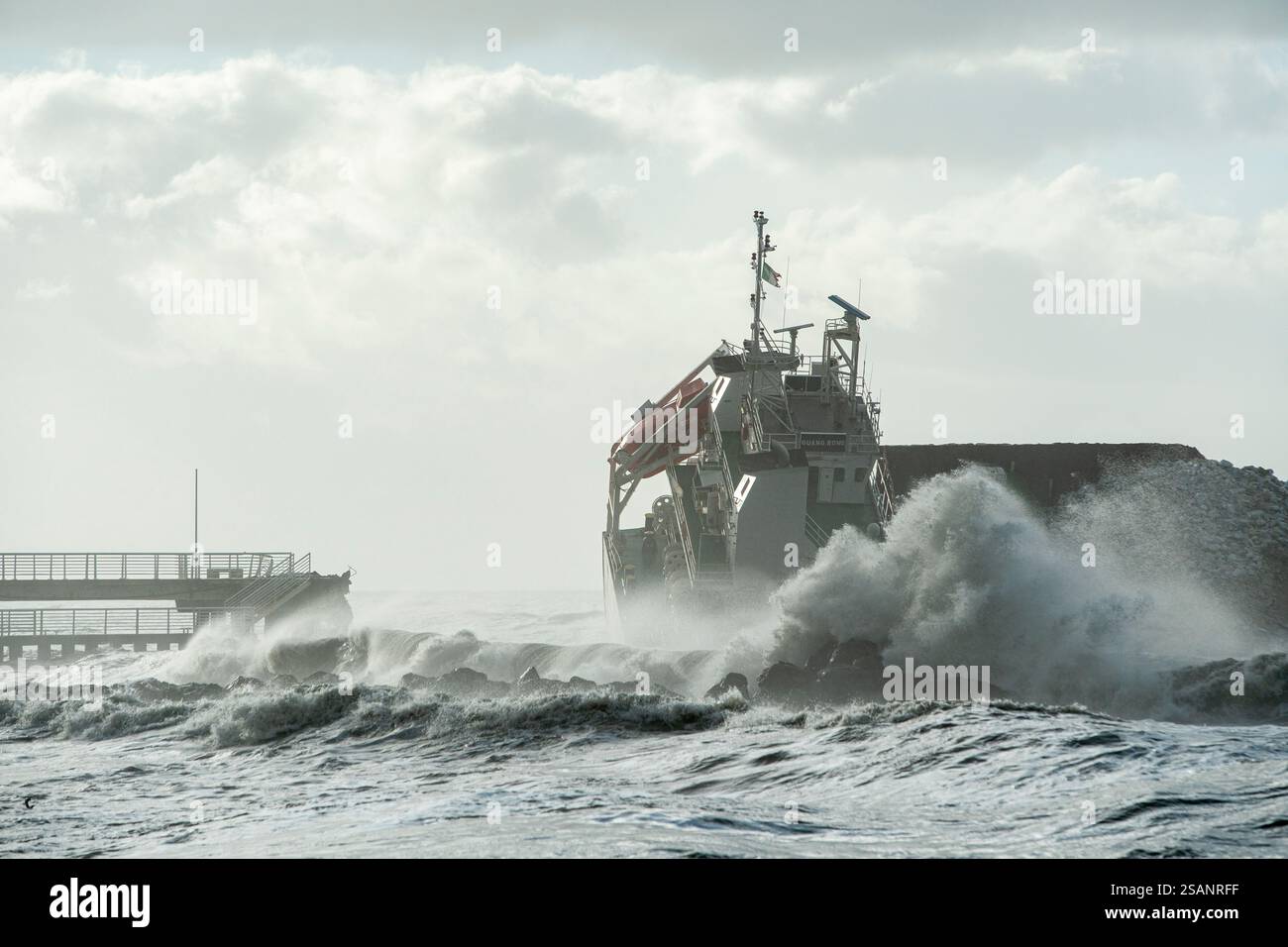 Accident in Marina di Massa (Massa Carrara) where the Guang Rong ship ...