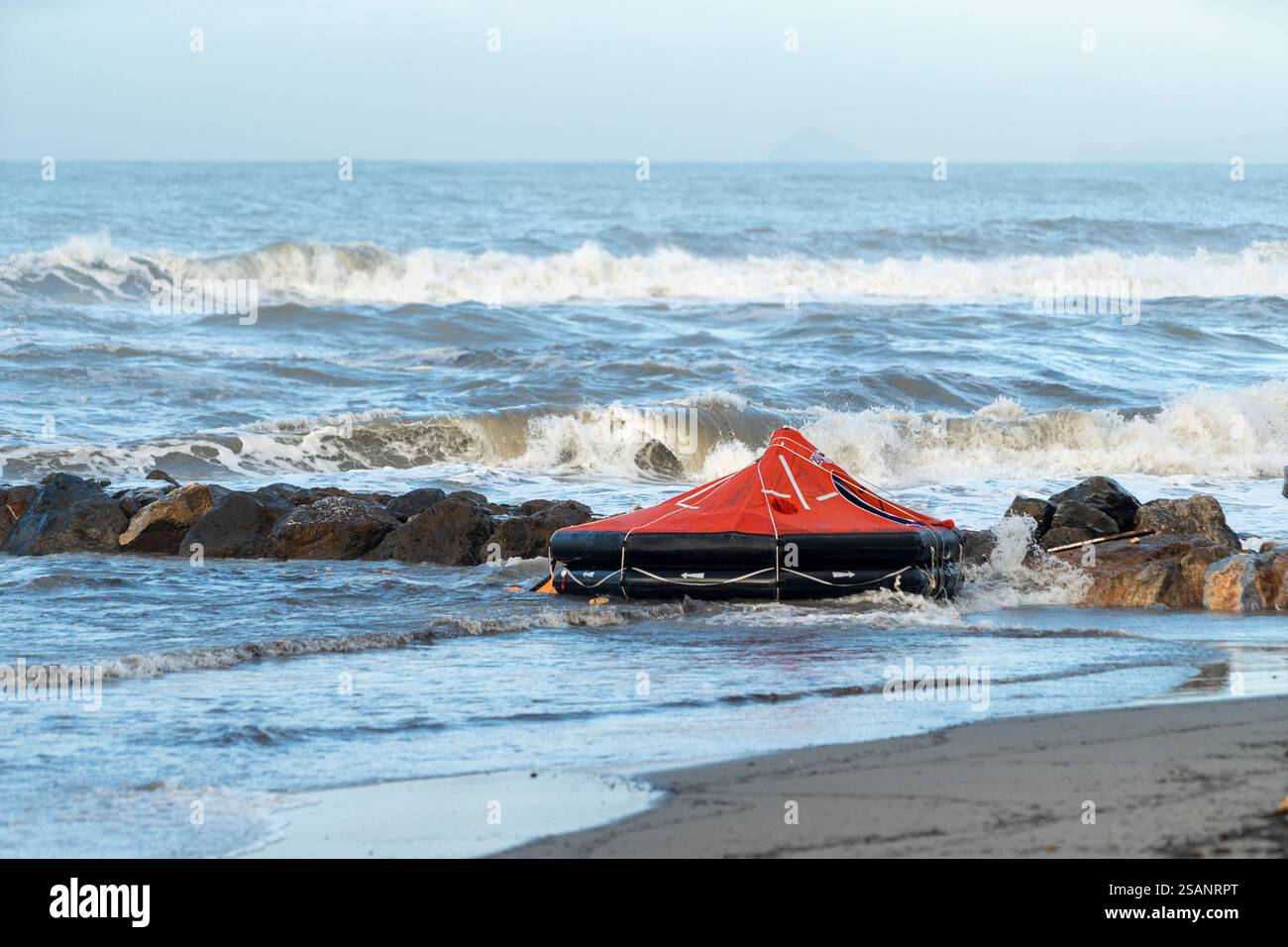Accident in Marina di Massa (Massa Carrara) where the Guang Rong ship ...