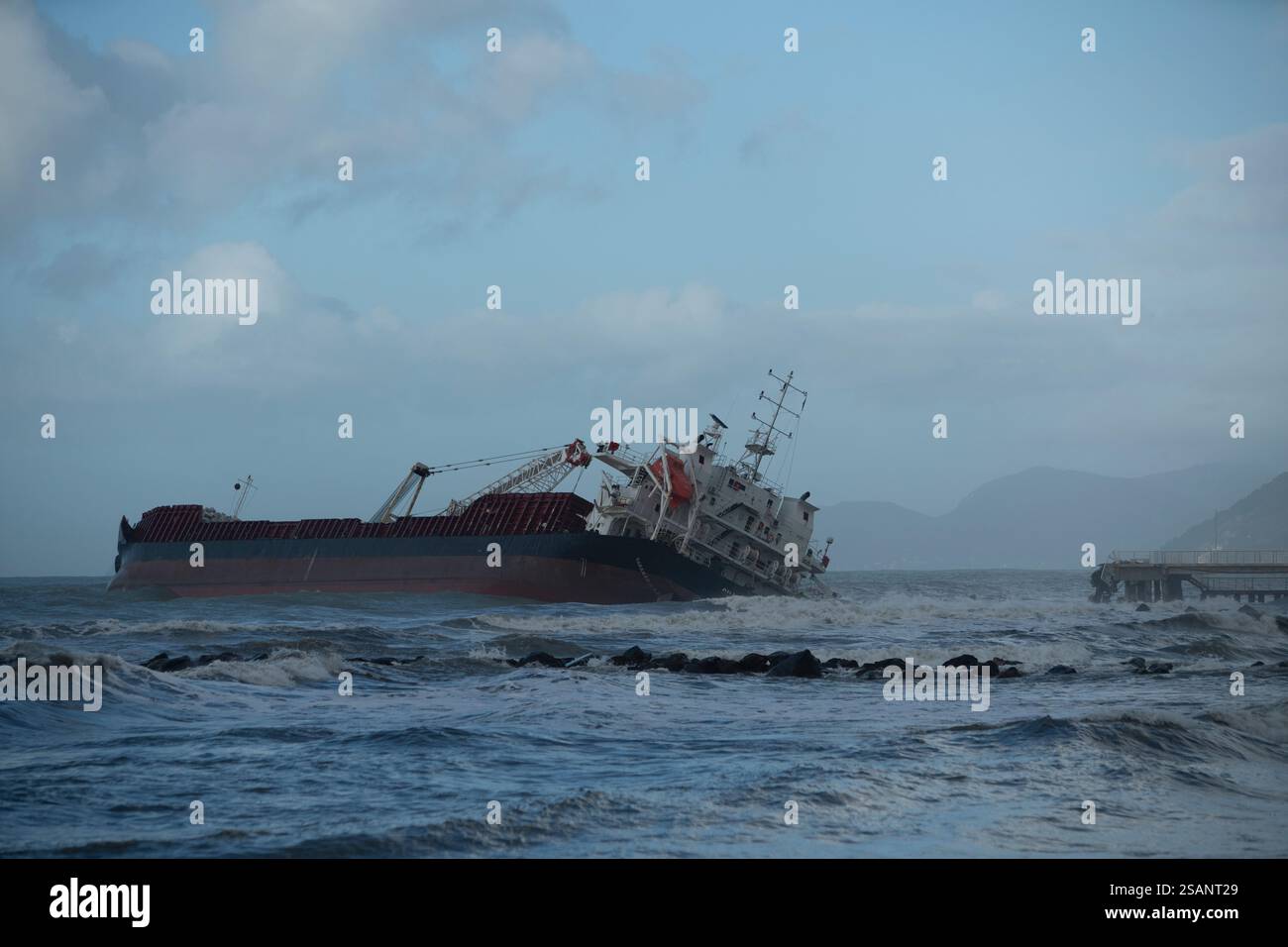 Accident in Marina di Massa (Massa Carrara) where the Guang Rong ship ...