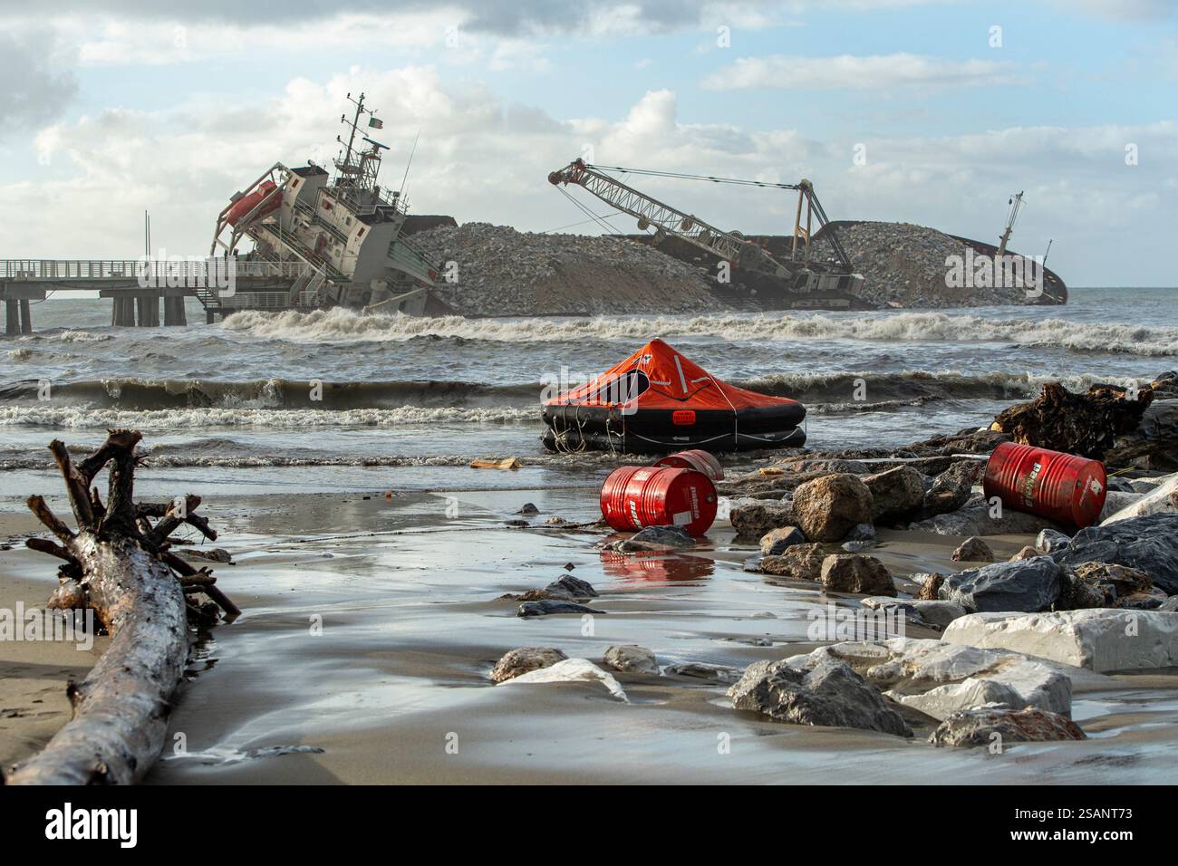 Accident in Marina di Massa (Massa Carrara) where the Guang Rong ship ...
