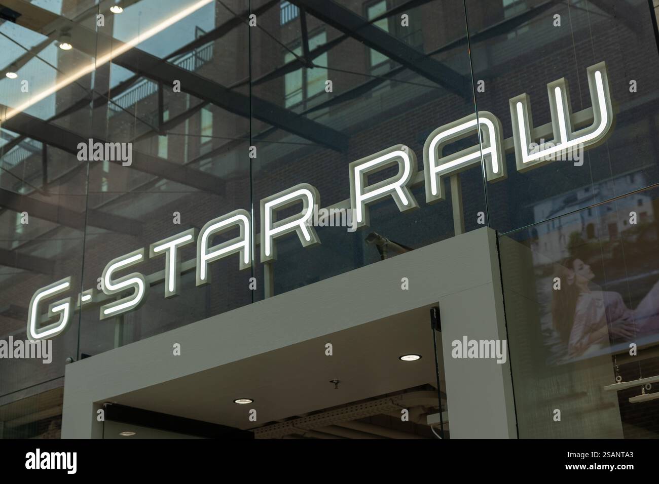 G fashion logo hi-res stock photography and images - Alamy