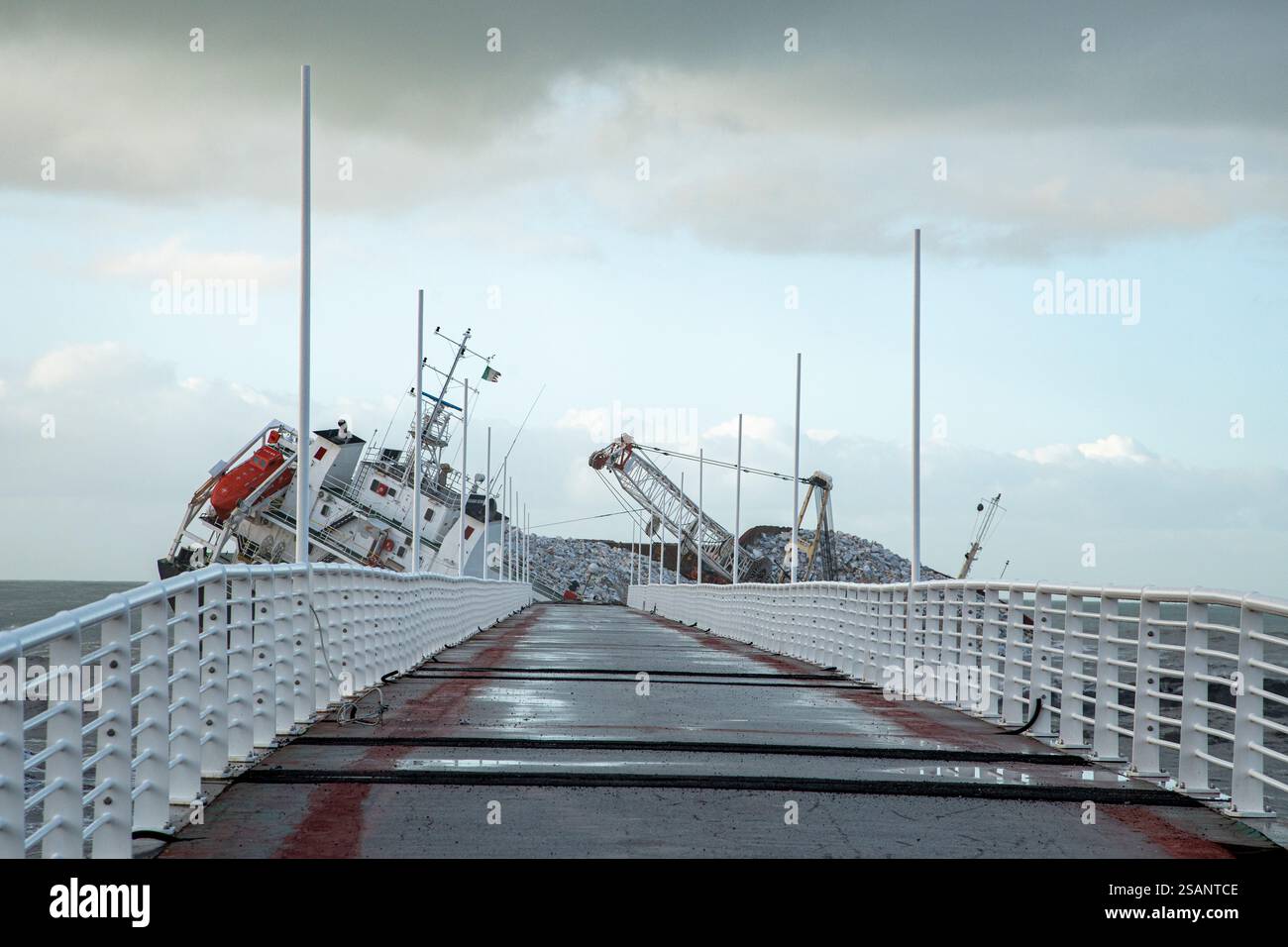 Accident in Marina di Massa (Massa Carrara) where the Guang Rong ship ...