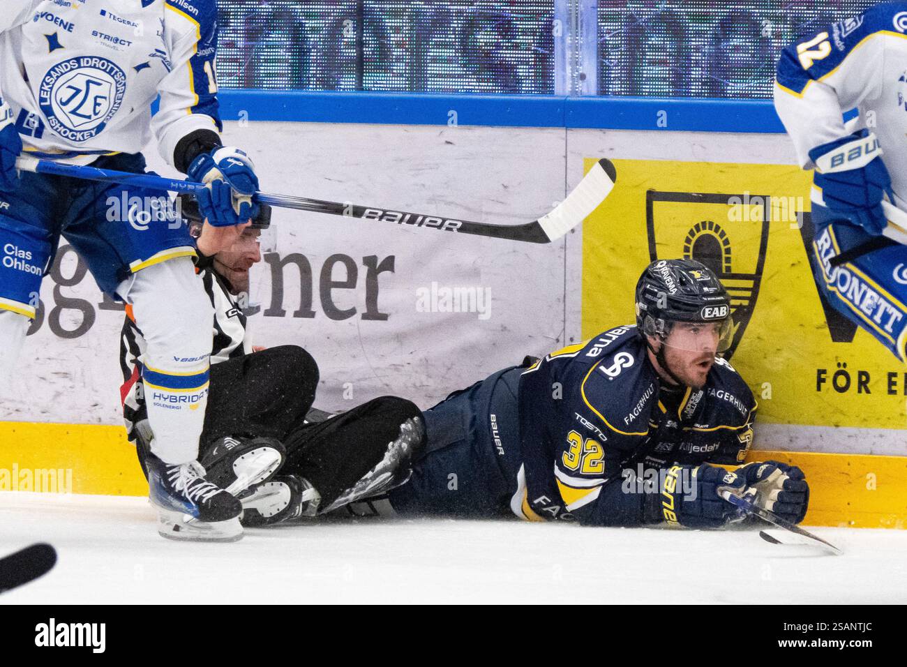 Leksand, Sverige. 30th Jan, 2025. 250130 Leksands Max Lindholm och HV71s Oscar Engsund under ...