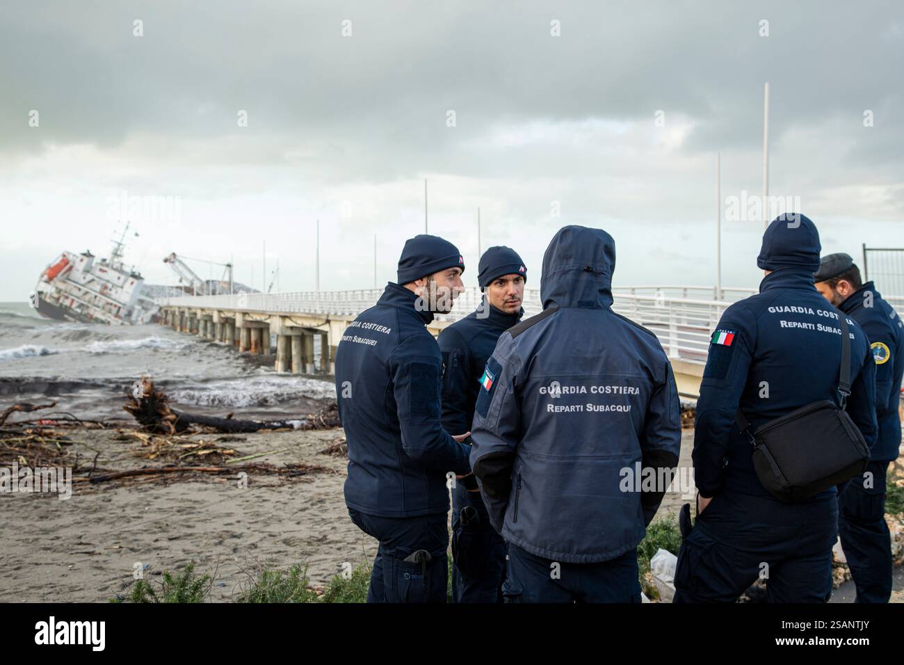 Accident in Marina di Massa (Massa Carrara) where the Guang Rong ship ...