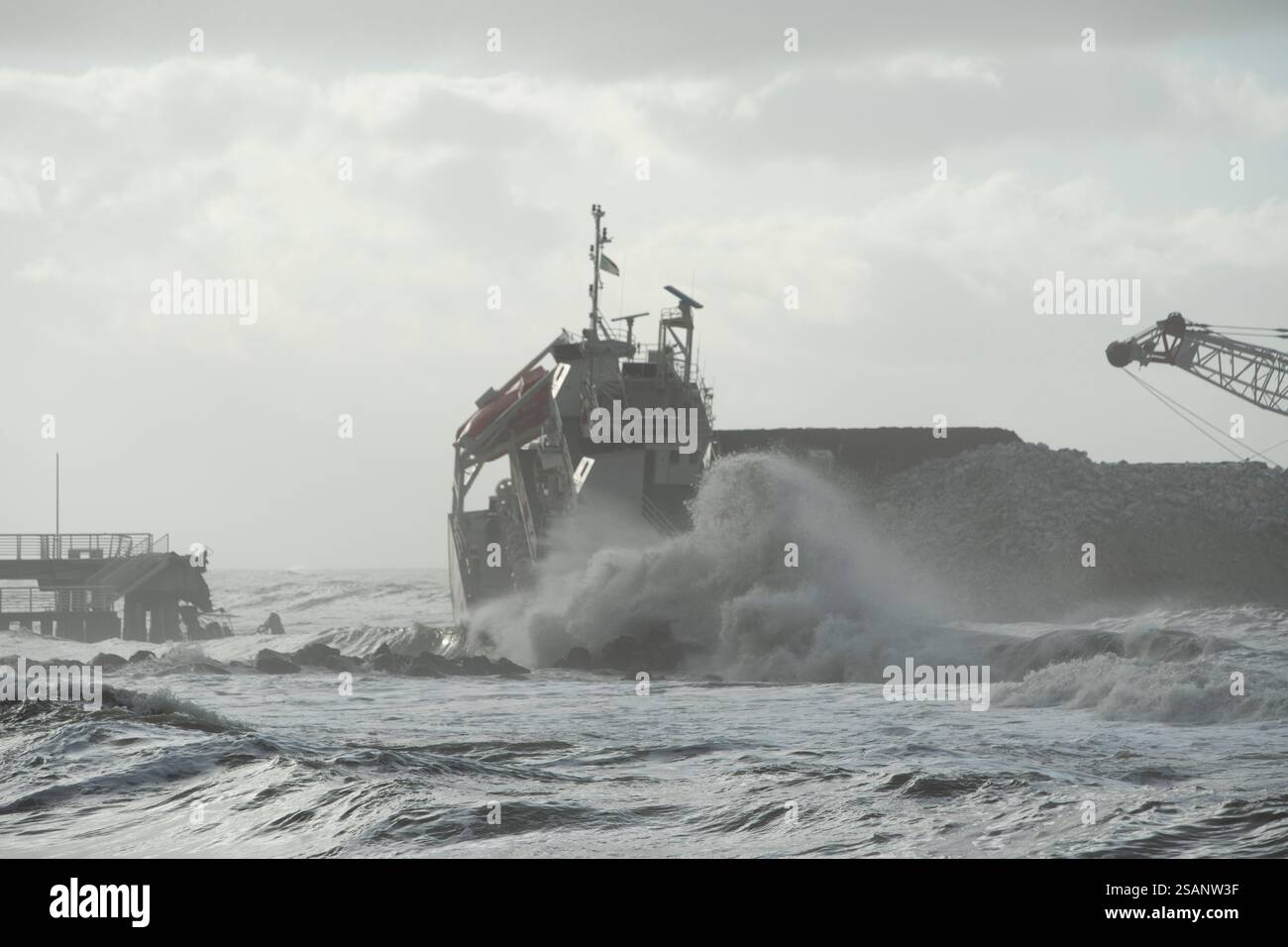 Accident in Marina di Massa (Massa Carrara) where the Guang Rong ship ...