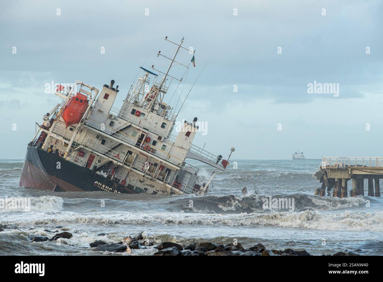 Accident in Marina di Massa (Massa Carrara) where the Guang Rong ship ...