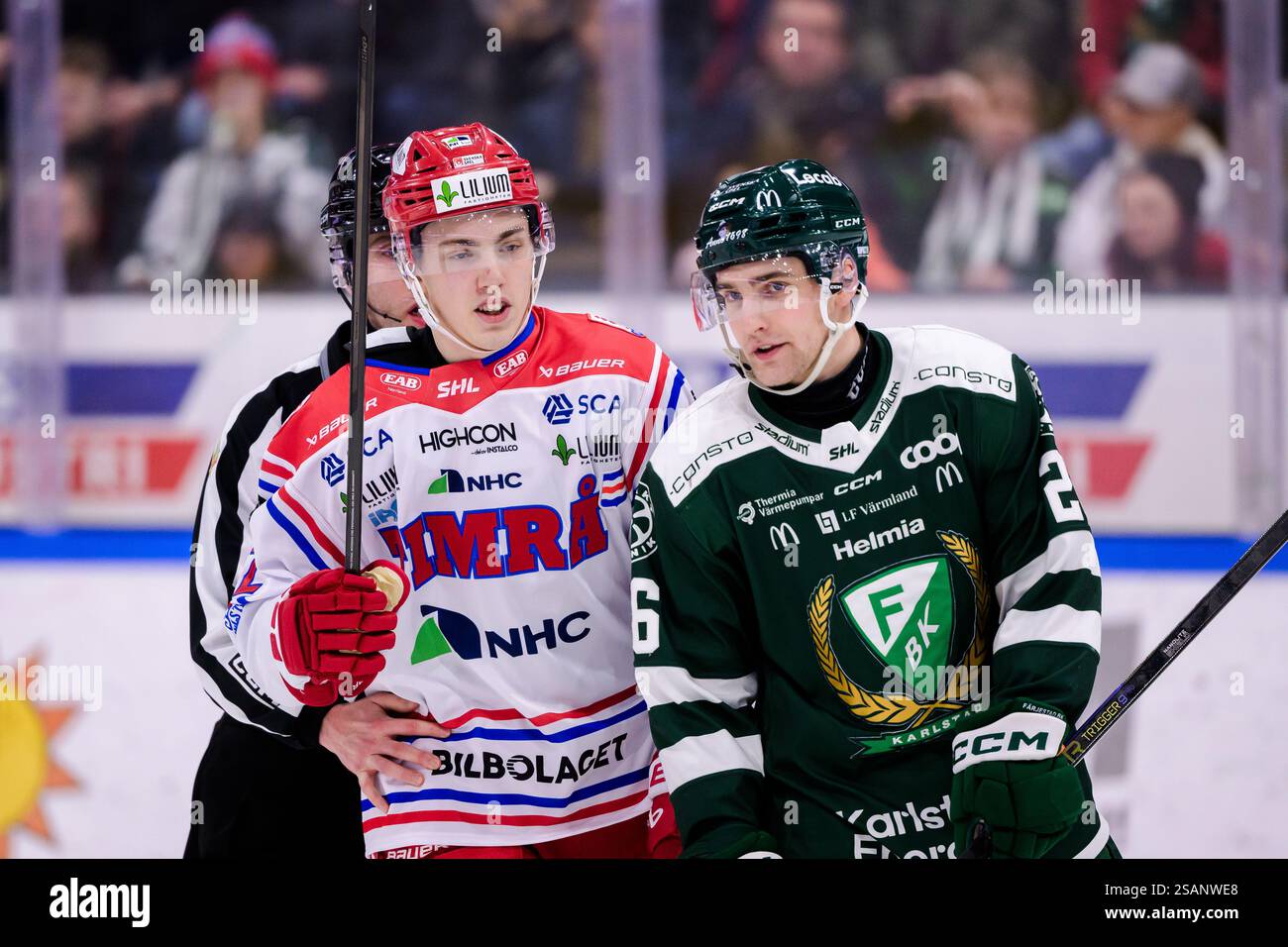 Karlstad, Sverige. 30th Jan, 2025. 250130 Timrås Linus Eriksson och Färjestads Joel Nyström ...