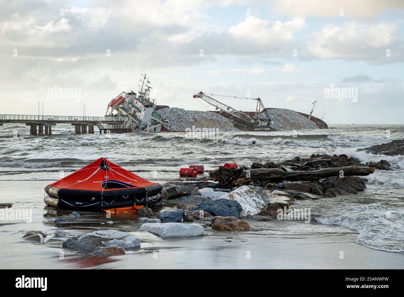 Accident in Marina di Massa (Massa Carrara) where the Guang Rong ship ...
