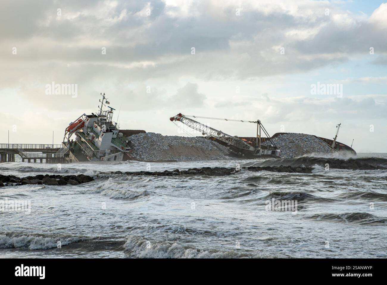 Accident in Marina di Massa (Massa Carrara) where the Guang Rong ship ...