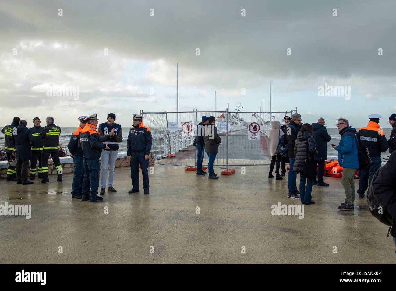 Accident in Marina di Massa (Massa Carrara) where the Guang Rong ship ...
