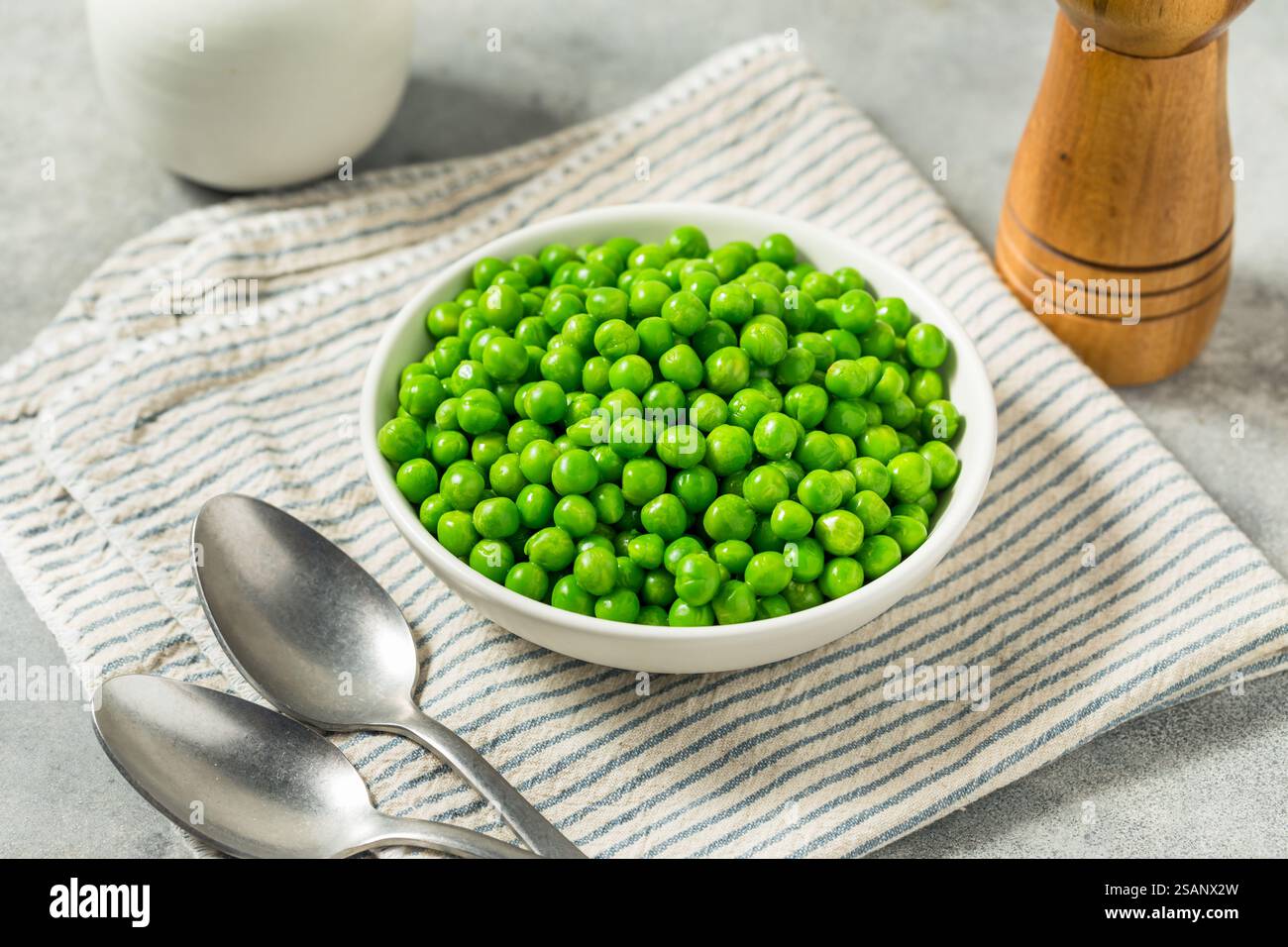 Peas and frozen peas hi-res stock photography and images - Alamy