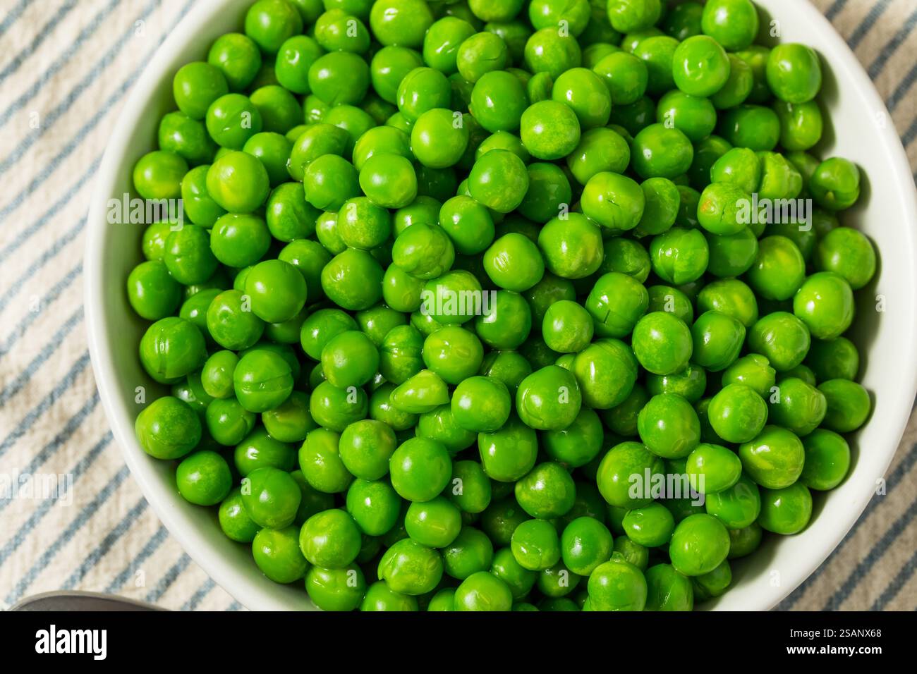 Organic Steamed Frozen Green Peas in a Bowl Stock Photo - Alamy