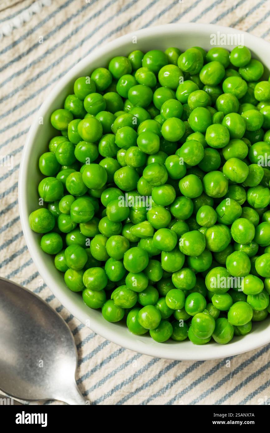Organic Steamed Frozen Green Peas in a Bowl Stock Photo - Alamy