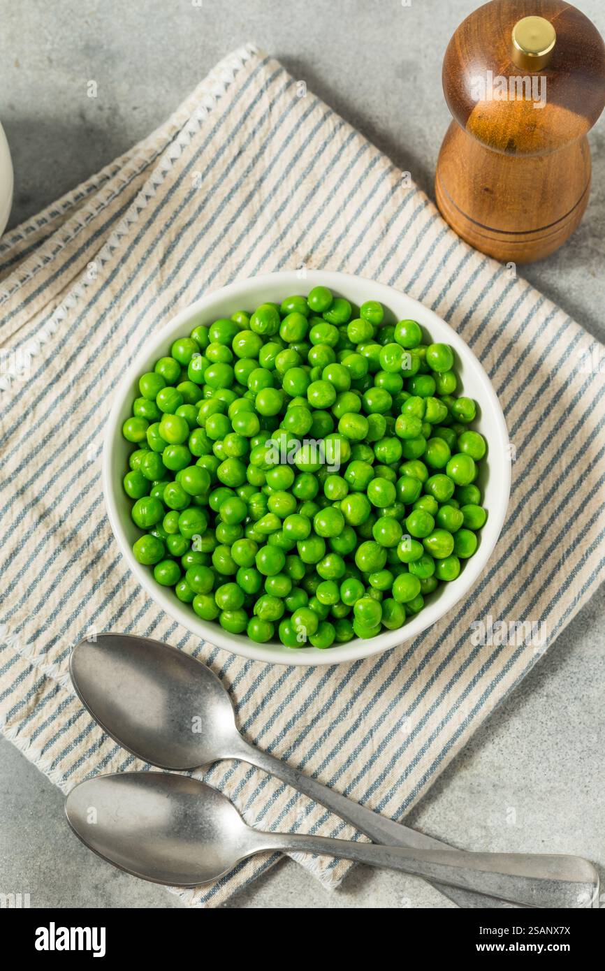 Organic Steamed Frozen Green Peas in a Bowl Stock Photo - Alamy