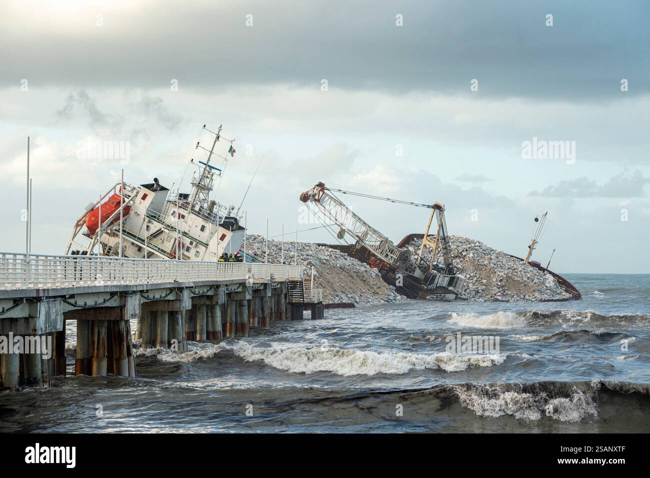 Accident in Marina di Massa (Massa Carrara) where the Guang Rong ship ...
