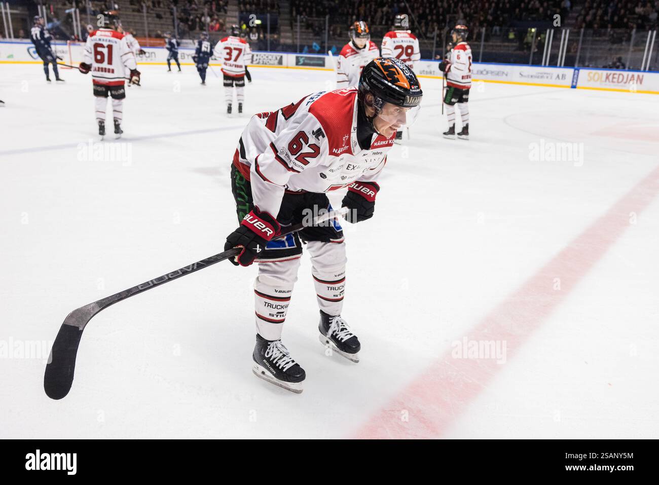 250130 Örebros Robert Leino deppar under ishockeymatchen i SHL mellan ...
