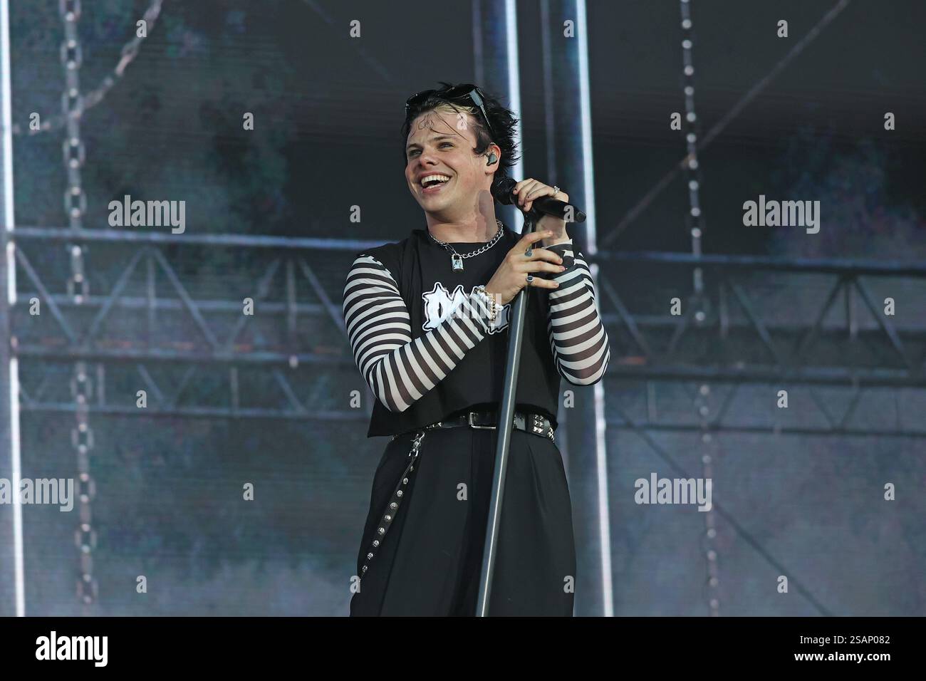 Yungblud smile hi-res stock photography and images - Alamy