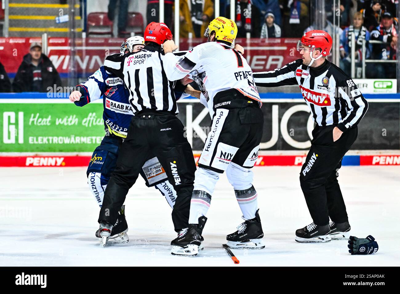 Zach Osburn (Iserlohn Roosters, #2) im Zweikampf mit Daniel Pfaffengut ...