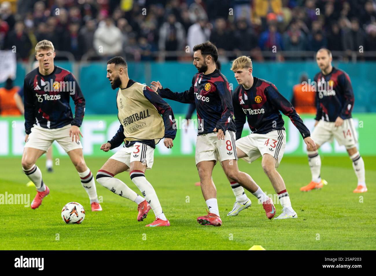 Bucharest, Roumanie. 30th Jan, 2025. Manchester United squad warming up ...