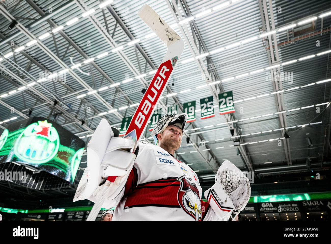 250130 Malmö Redhawks målvakt Daniel Marmenlind jublar efter ...