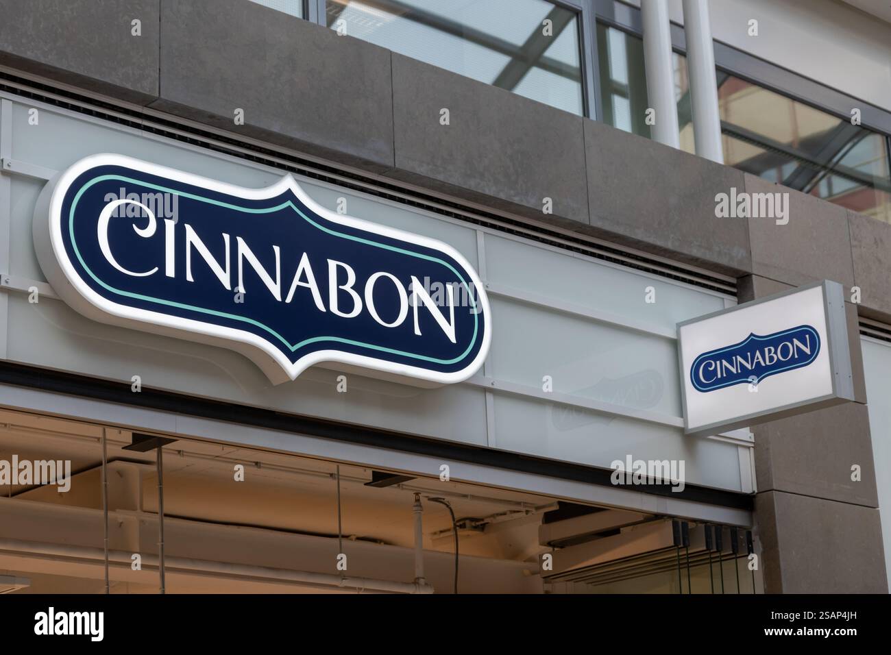 Cinnabon store hi-res stock photography and images - Alamy