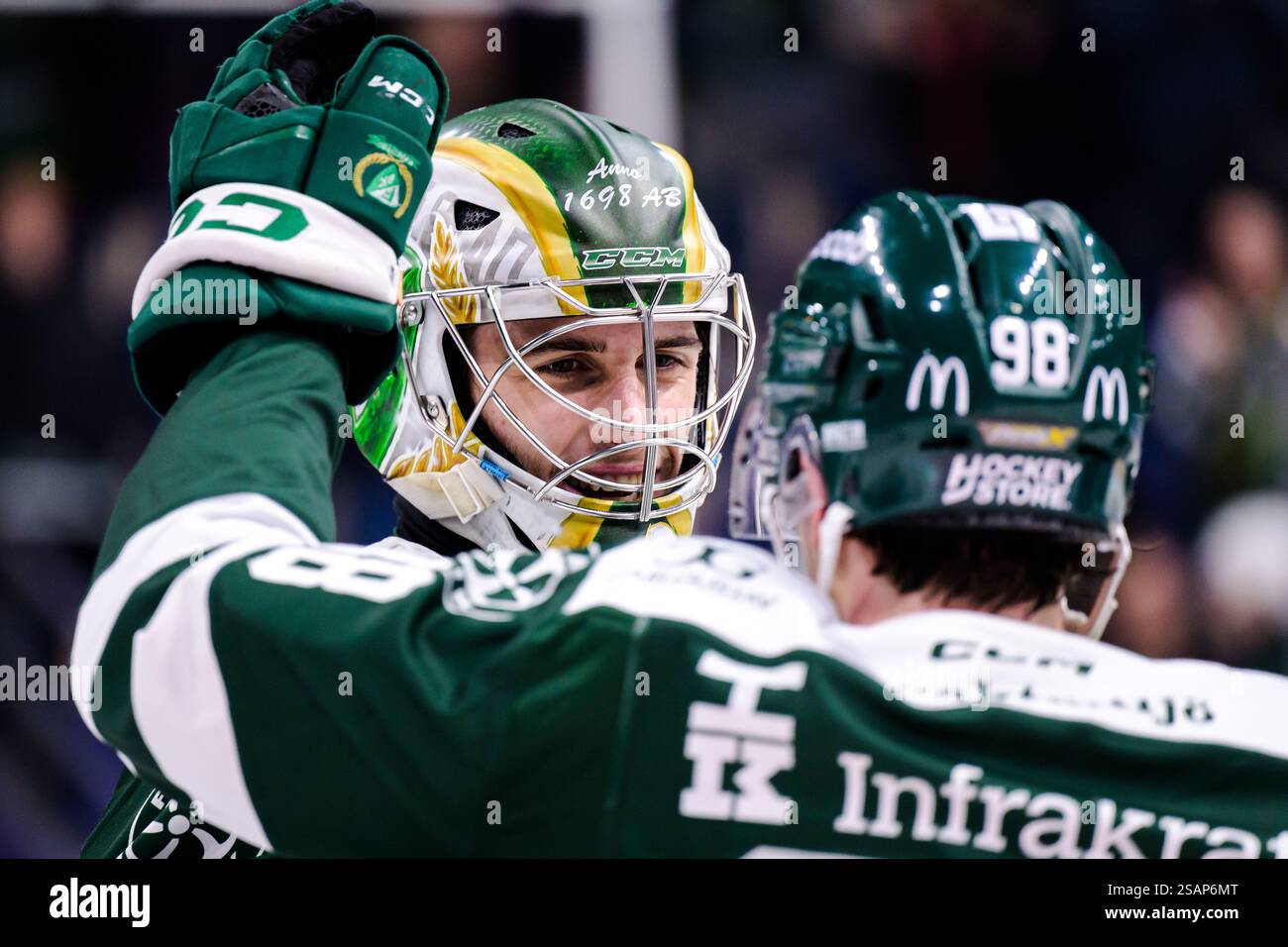 Karlstad, Sverige. 30th Jan, 2025. 250130 Färjestads målvakt Damian Clara jublar efter vinsten i ...