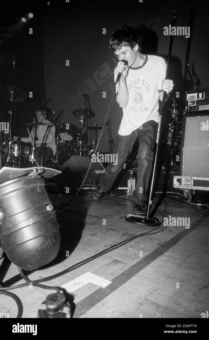 RODDY WOOMBLE, IDLEWILD, 1998: A very young Roddy Woomble dacing ...