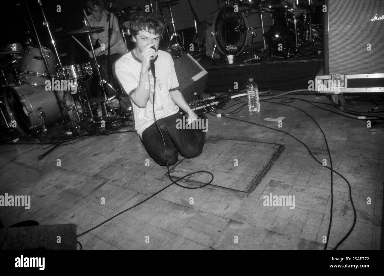 RODDY WOOMBLE, IDLEWILD, 1998: A very young Roddy Woomble dacing ...