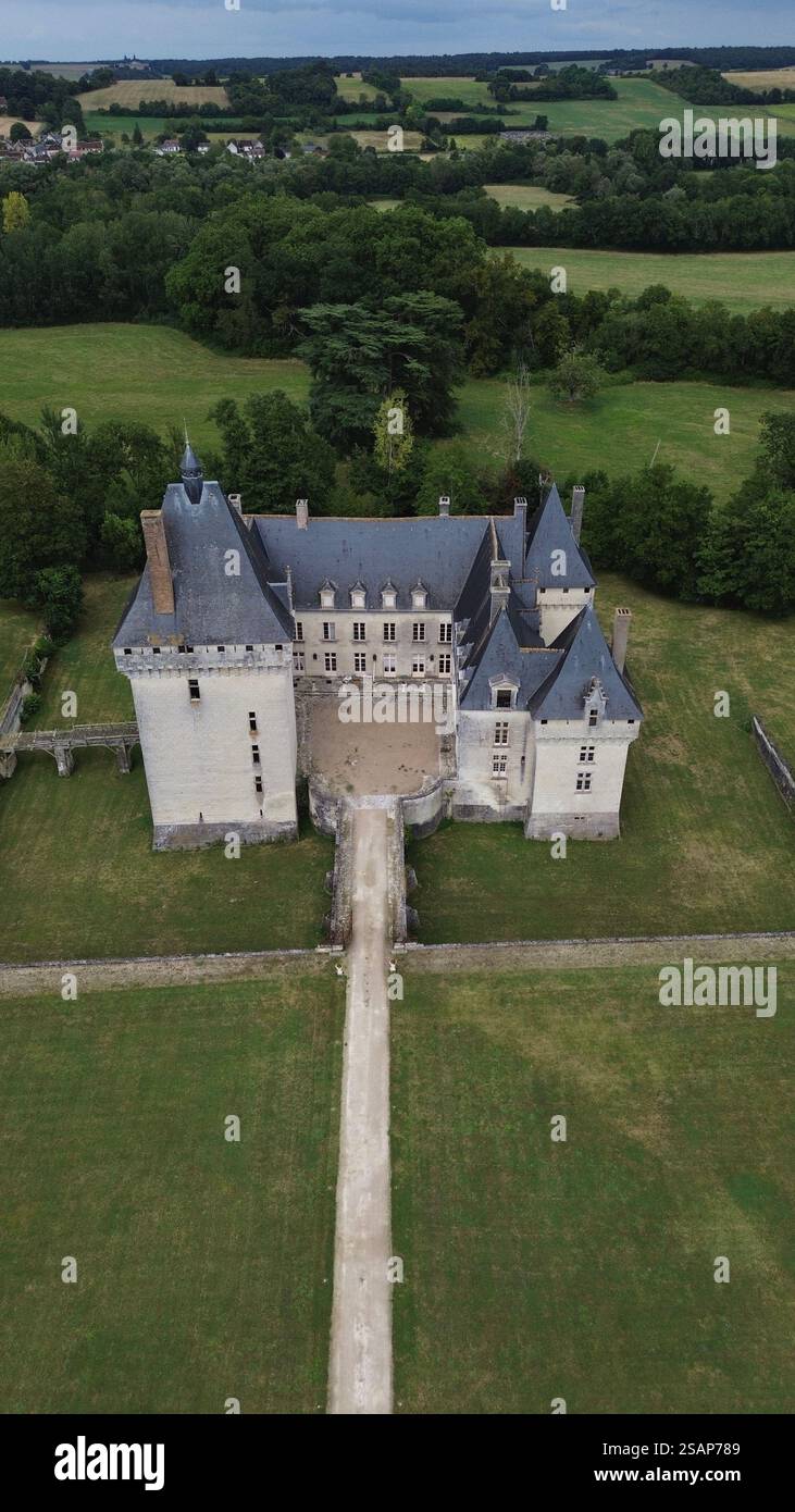 Isle savary castle hi-res stock photography and images - Alamy