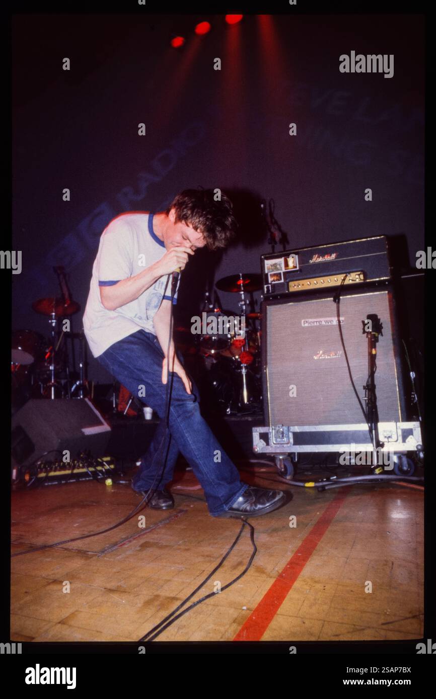 RODDY WOOMBLE, IDLEWILD, 1998: A very young Roddy Woomble dacing ...