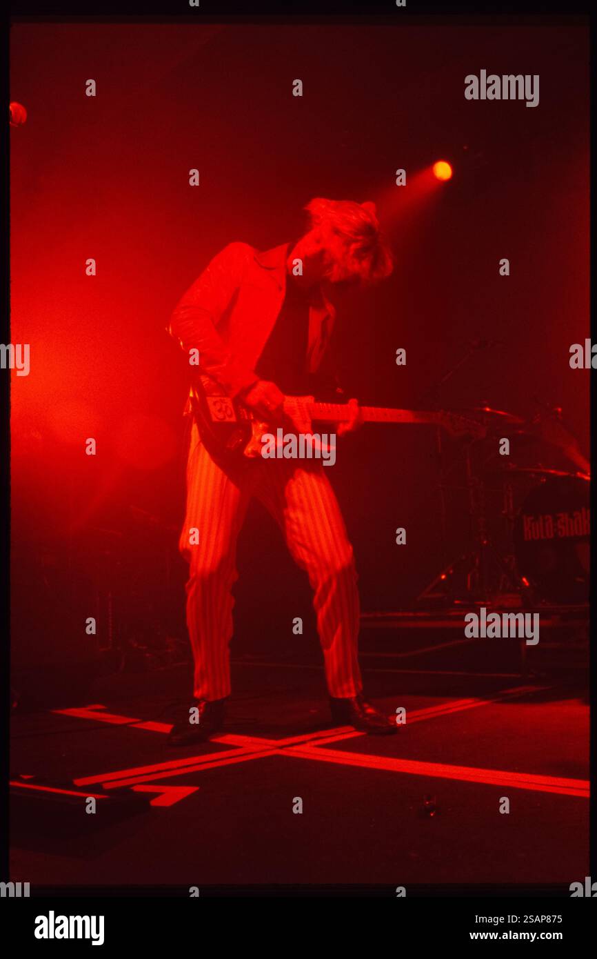 KULA SHAKER, CONCERT, 1996: Crispian Mills of Kula Shaker on a very ...
