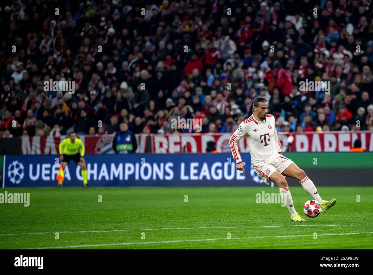 Leroy Sane (FC Bayern Muenchen, #10) am Ball, dahinter UCL Branding/Logo, GER, FC Bayern ...