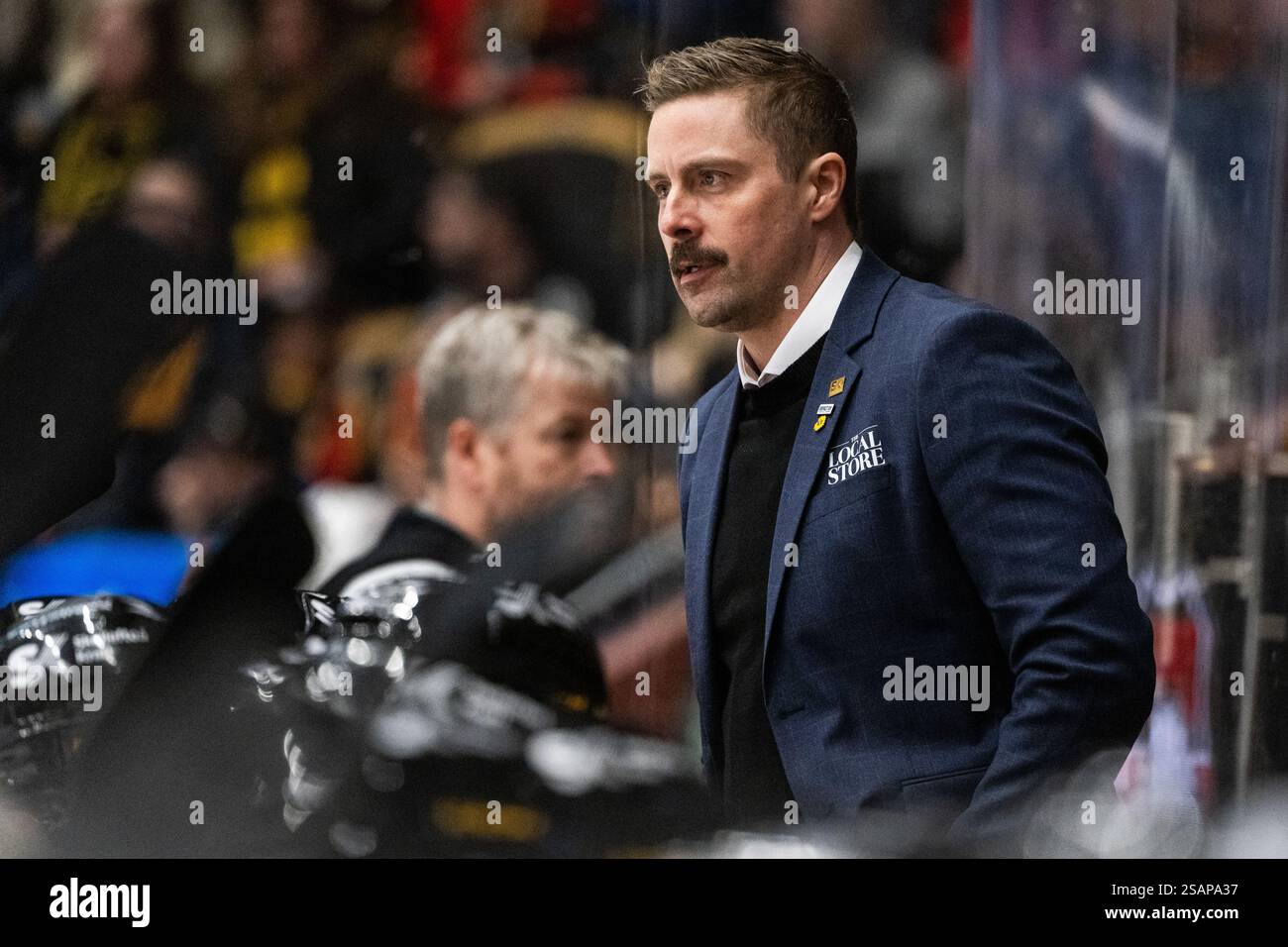 250130 Skellefteås tränare Pierre Johnsson under ishockeymatchen i SHL ...
