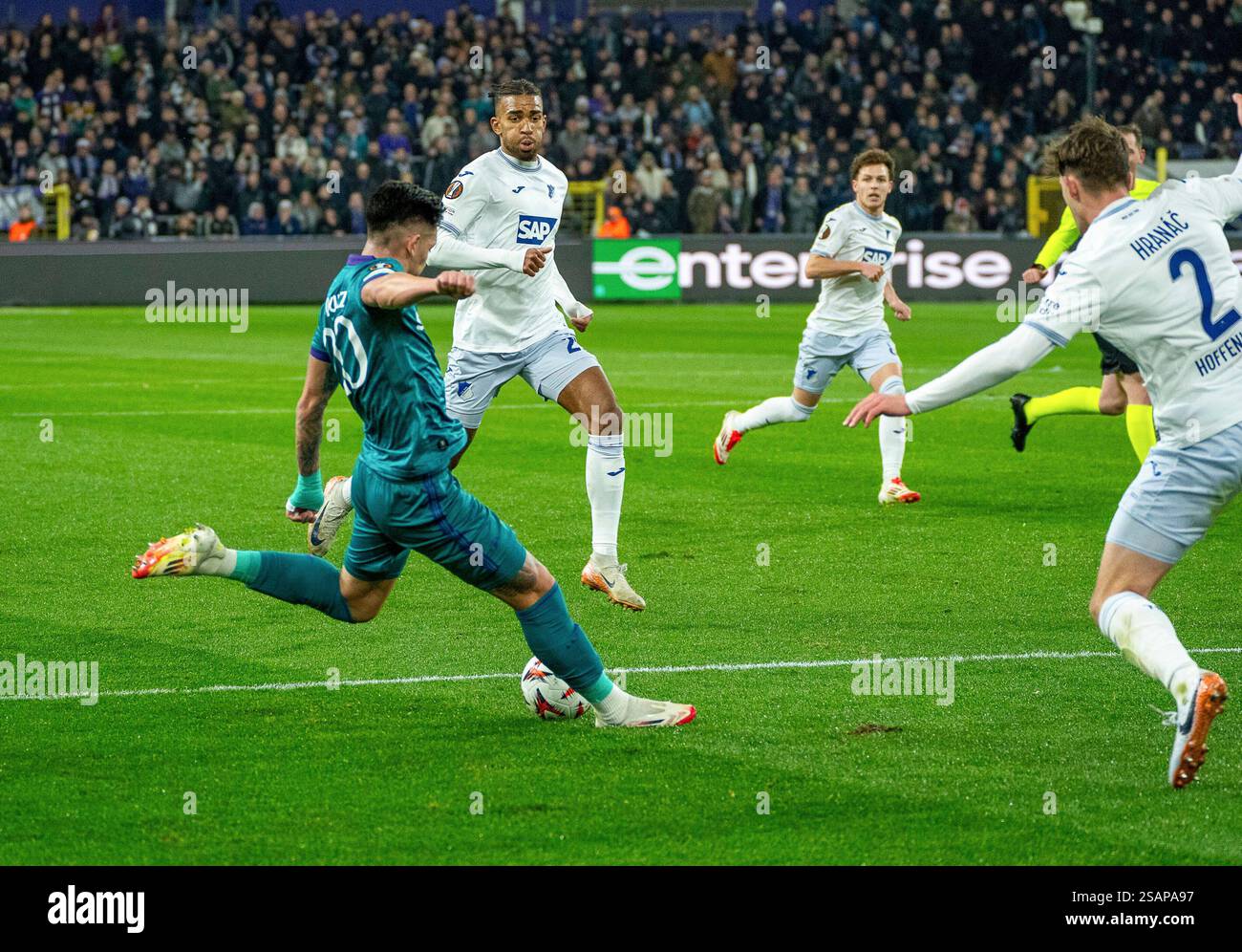 Schuss zum 1:0 durch Luis Vazquez (RSC Anderlecht, #20) RSC Anderlecht ...